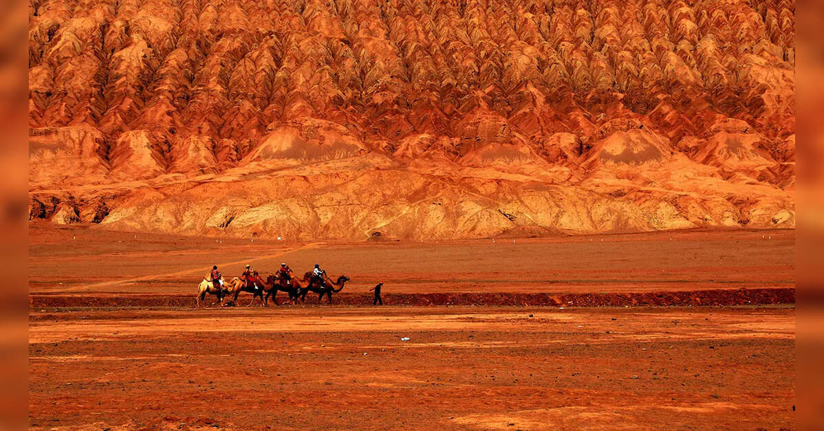Chinese tourists brave scorching heat to see 'Flaming Mountains ...