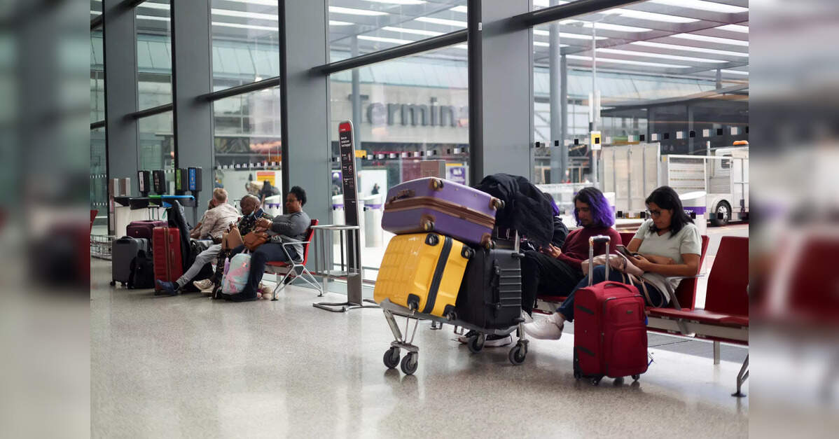 Airlines rush to restore service after UK air-system outage, ETInfra