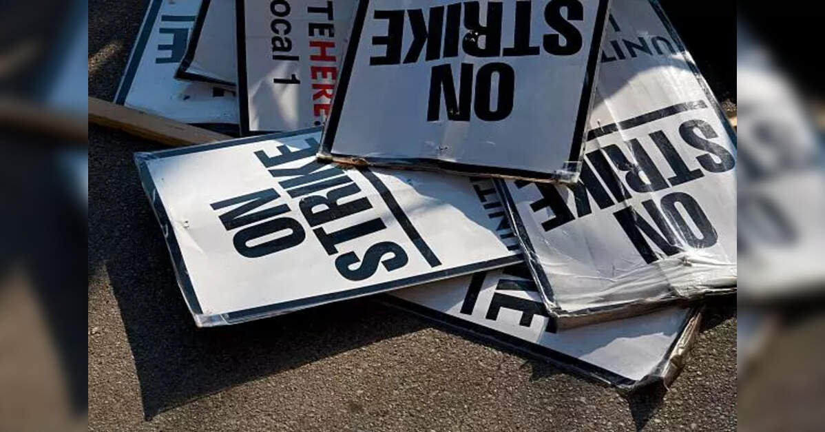 Protest: Health care strike over pay and staff shortages heads into ...