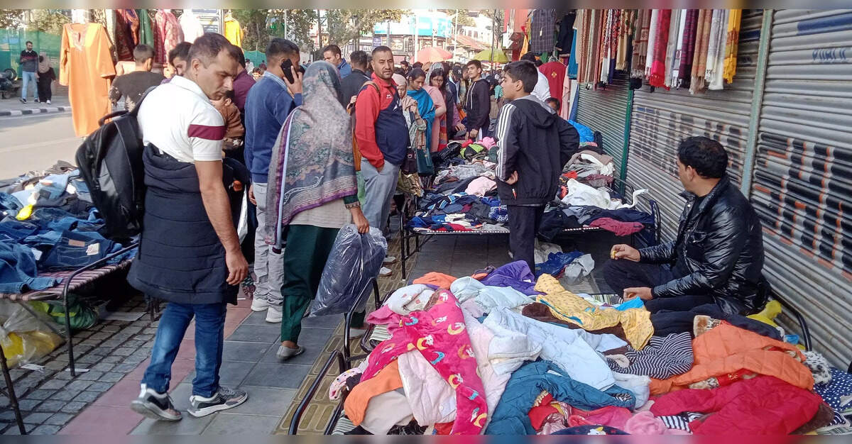 Srinagar Sunday Market: Locals, tourists flock Sunday market for ...