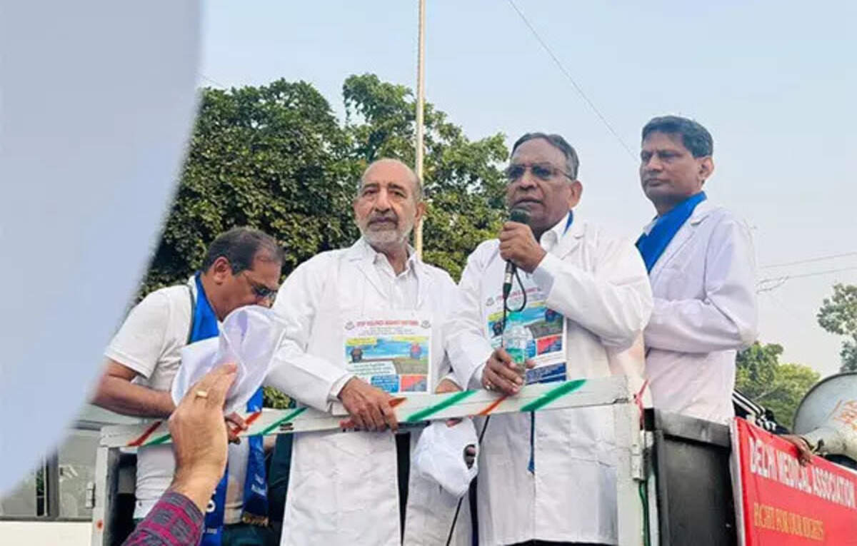 Delhi doctors stage protest over various demands including better ...