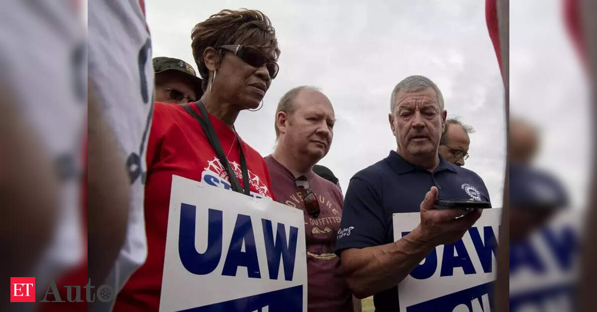 United Auto Workers: UAW clinches record Detroit deals, turns to ...