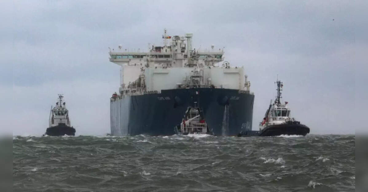 Marine fuel sales at Singapore bunker hub hit record high in 2023, ETInfra