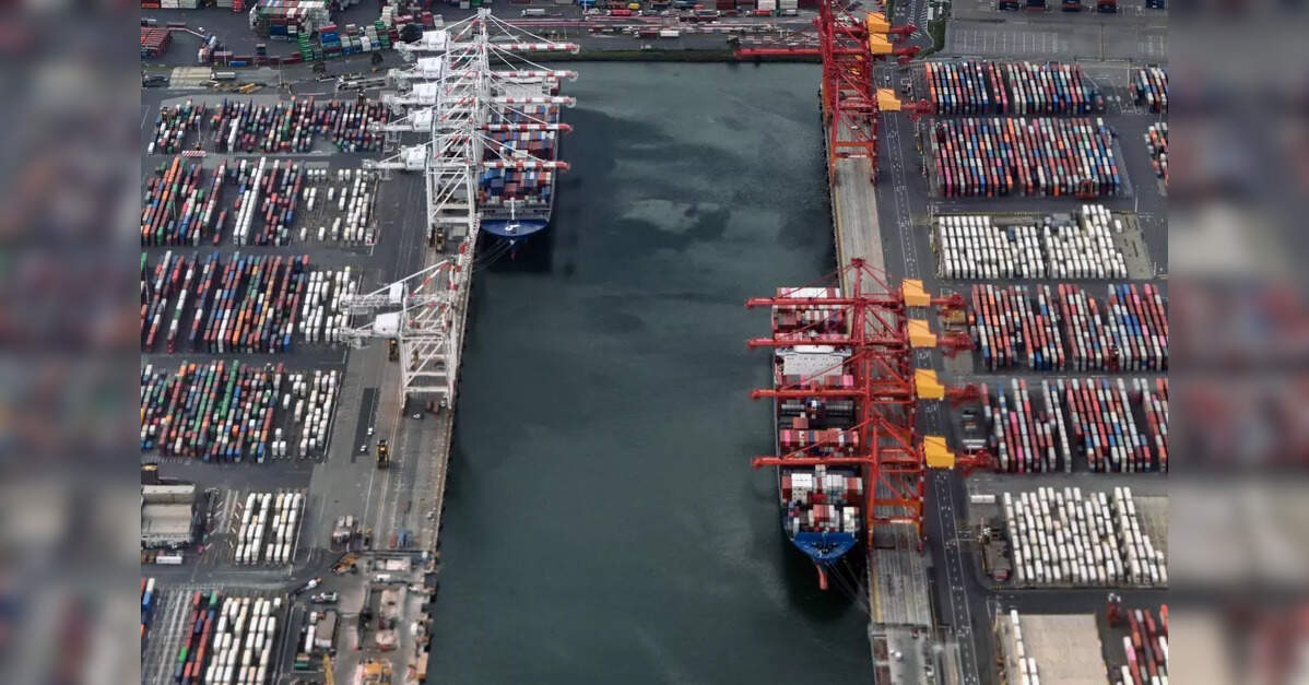 Singapore container ship logjam spills over to Malaysian port, ETInfra