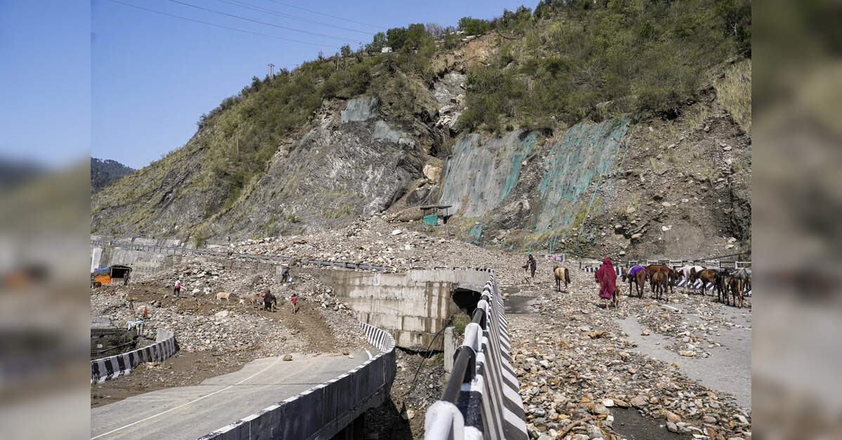 Jammu-Srinagar highway opens for one-way traffic, CM to review ...
