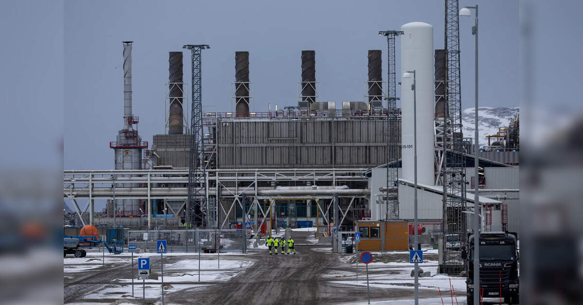 Liquefied Natural Gas Plant: LNG Canada prepares plant for first ...