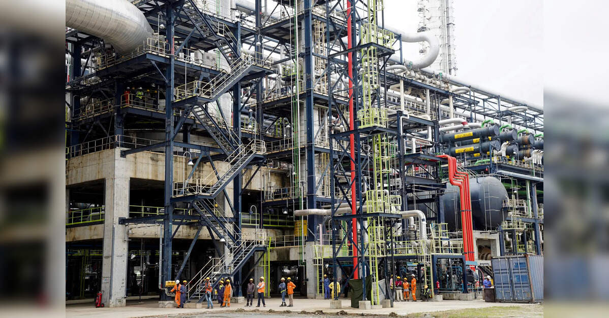 Dangote refinery imports 4,000 gas-powered trucks for local fuel distribution, ETEnergyworld