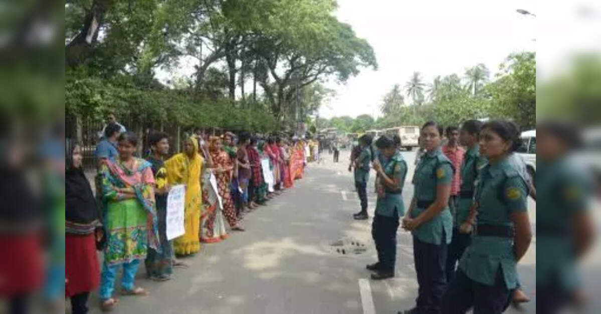 Bangladesh: Garment factory workers stage protest over suspension of ...