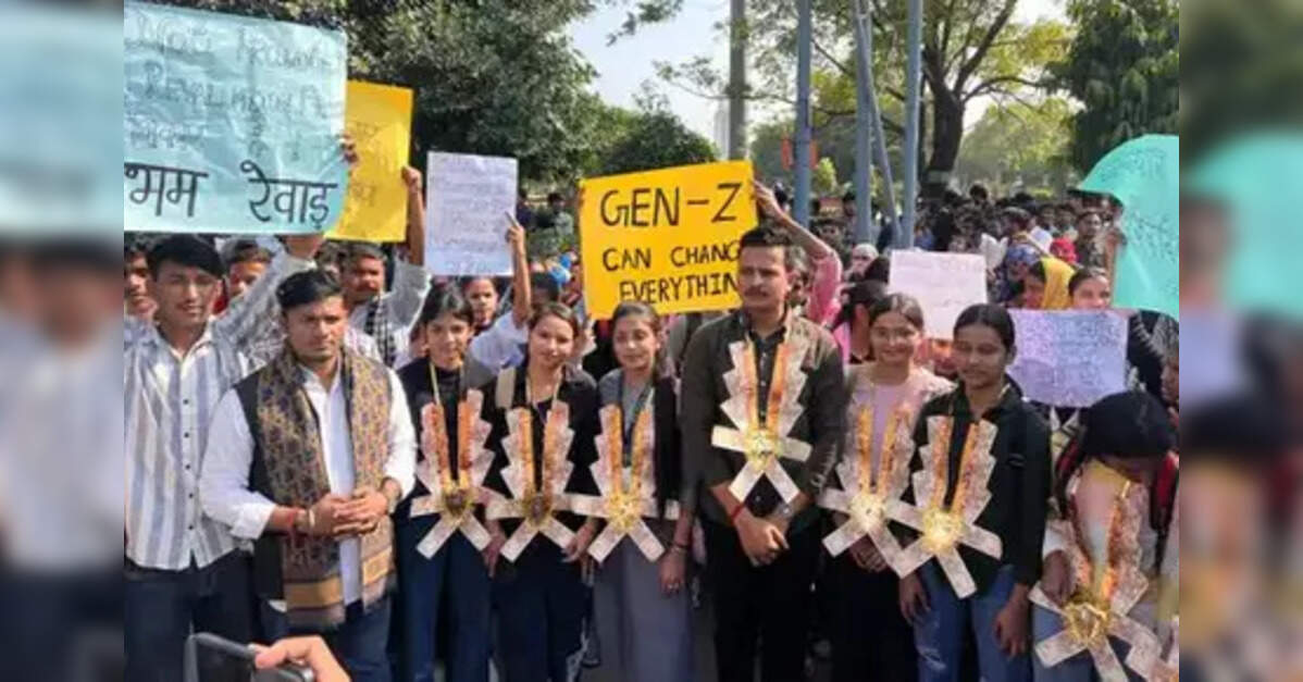 Chaos at Rajasthan University: Police lathi-charge protesting students ...