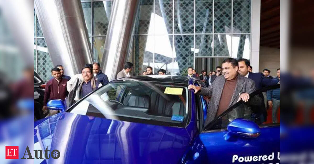 Pralhad Joshi Promotes Green Hydrogen with Nitin Gadkari's Fuel Cell EV ...