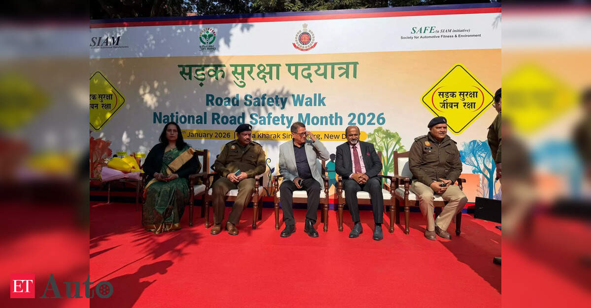 Road Safety Walk: SIAM and Delhi Traffic Police Lead Road Safety ...
