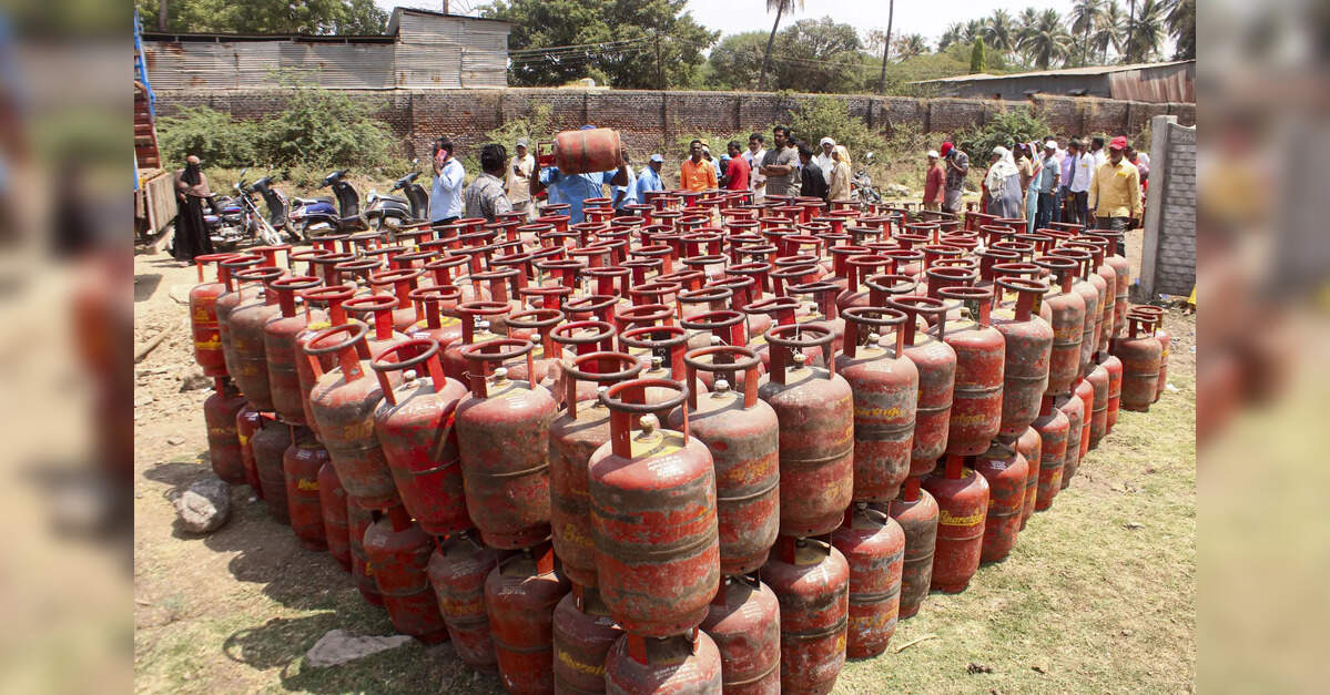 Surat's Migrant Labour Crisis: LPG Shortage Forces Textile Workers to ...