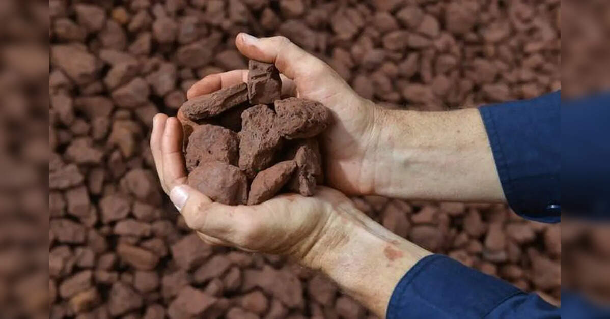 Dalian iron ore firms on upbeat China factory activity data, ETInfra