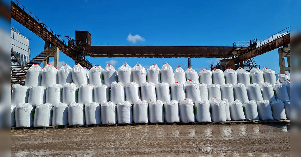 Govt issues 2nd global tender for 70 lakh ton urea imports, ETManufacturing