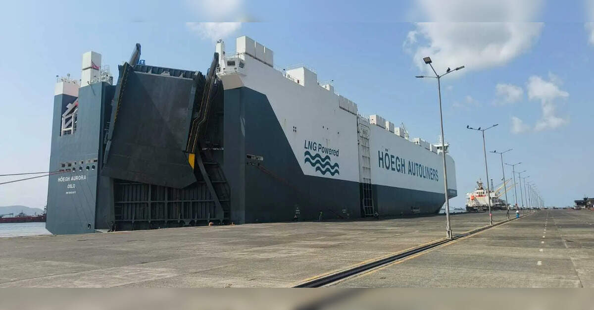 World’s largest Ro-Ro vessel Höegh Aurora calls at Mumbai Port, ETInfra