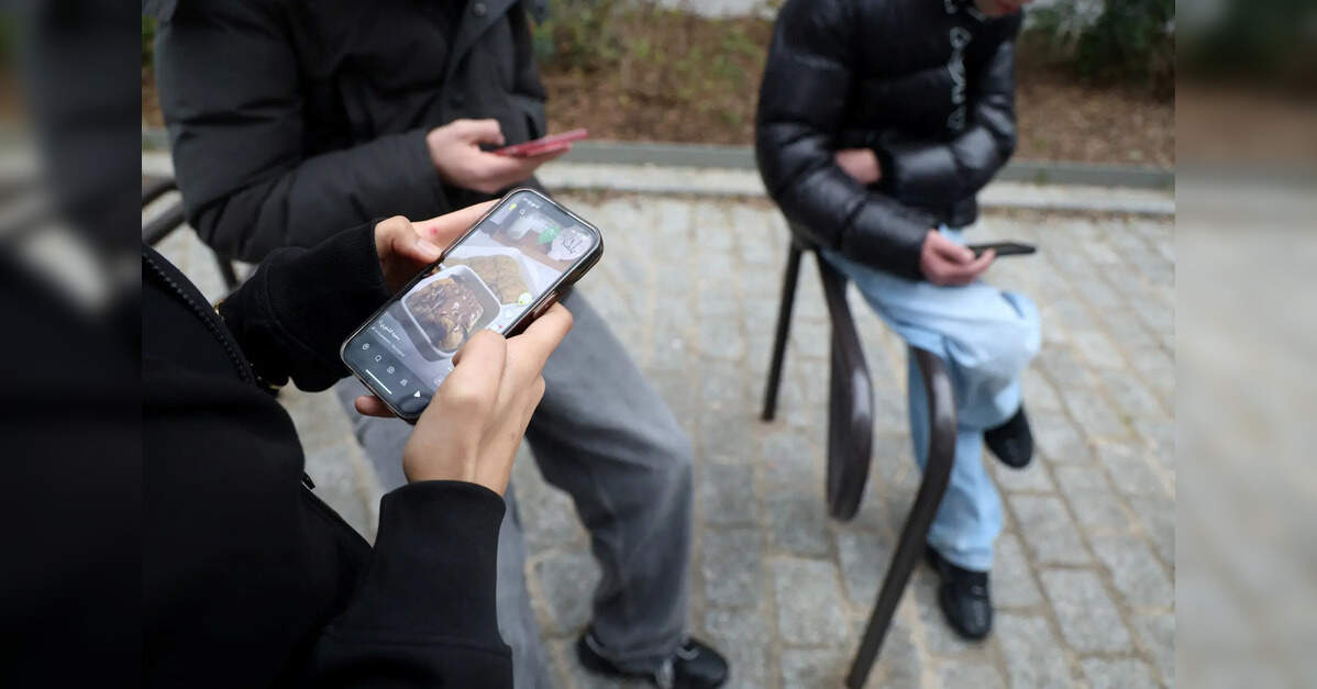 Darul Uloom Deoband Imposes Strict Smartphone Ban on Students, ETEducation