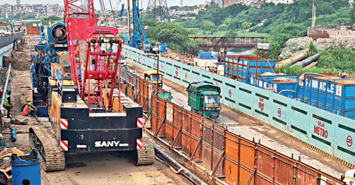Delhi Metro builds the first of its kind flyover cum Metro viaduct ...