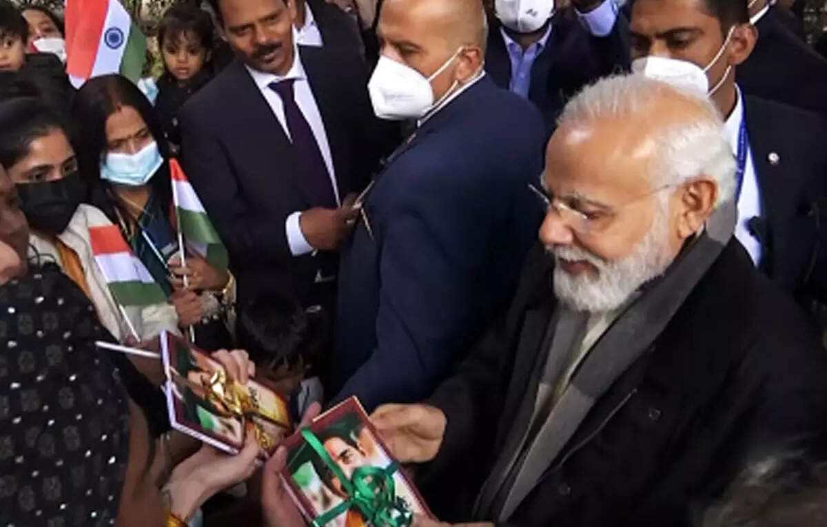 Indian diaspora in Scotland present PM Modi with bust, Energy News, ET ...