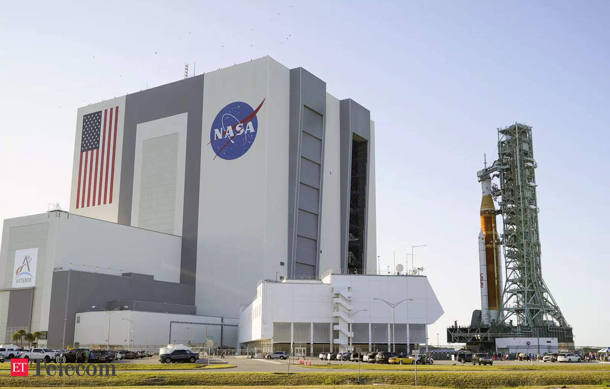 Amazon, SpaceX snag NASA space communications contracts, Telecom News ...