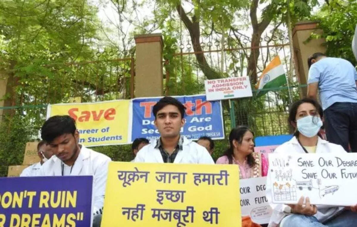 Ukraine-returned medical students stage protest, seek admission in ...