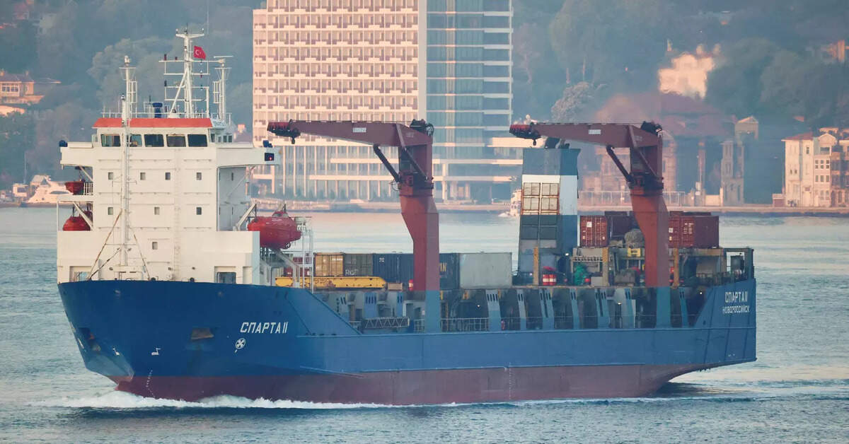 Container Ship: The container ship backlog outside Los Angeles ports is ...